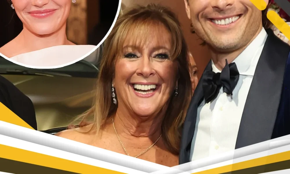 Glen Powell y Michelle Randolph en fiesta familiar con su ma